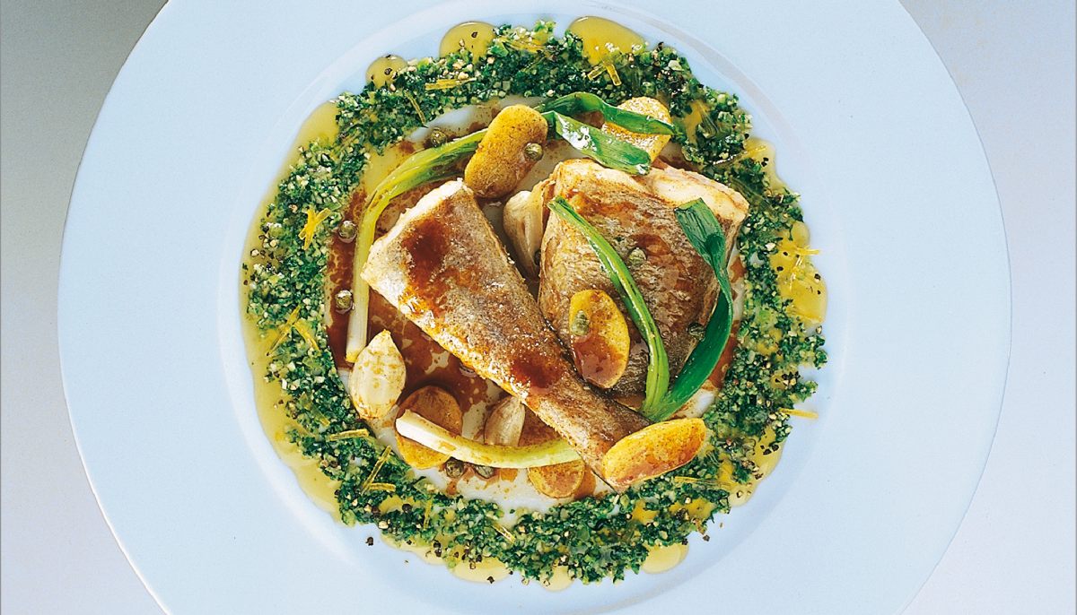 Recette de Colinot du jour rôti aux gousses d’ail, jeunes oignons et ...