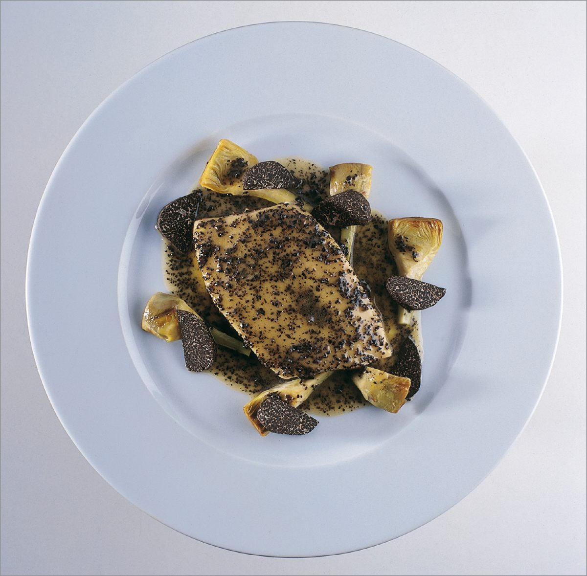 Recette de Grosse sole côtière cuite au plat, truffes – artichauts par ...