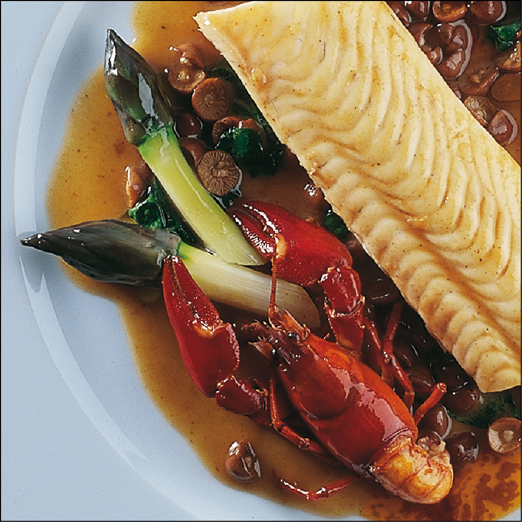 Sole de l’île de ré et pointes d’asperge violette cuites au plat par ...