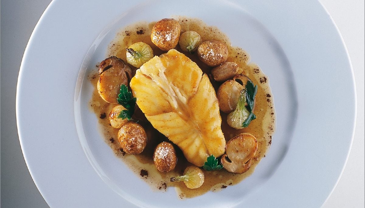 Recette de Tronçon de turbot de ligne rôti en cocotte, oignons grelots ...