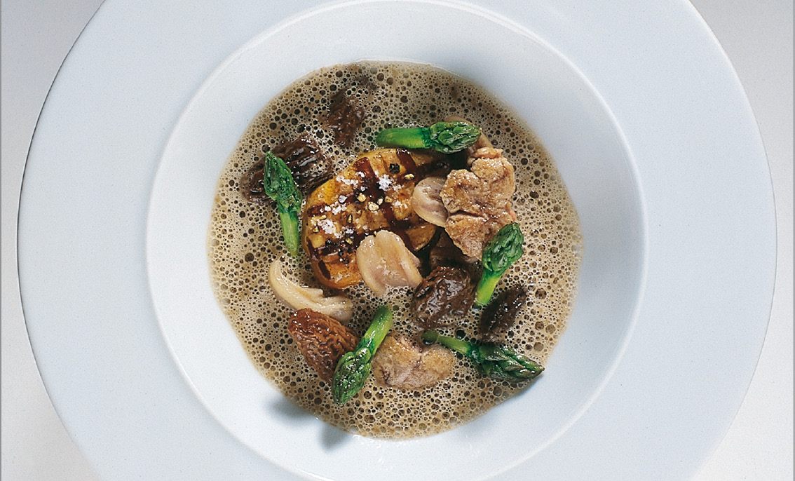 Recette de Fumet de morilles, asperges vivement sautées, abattis de ...