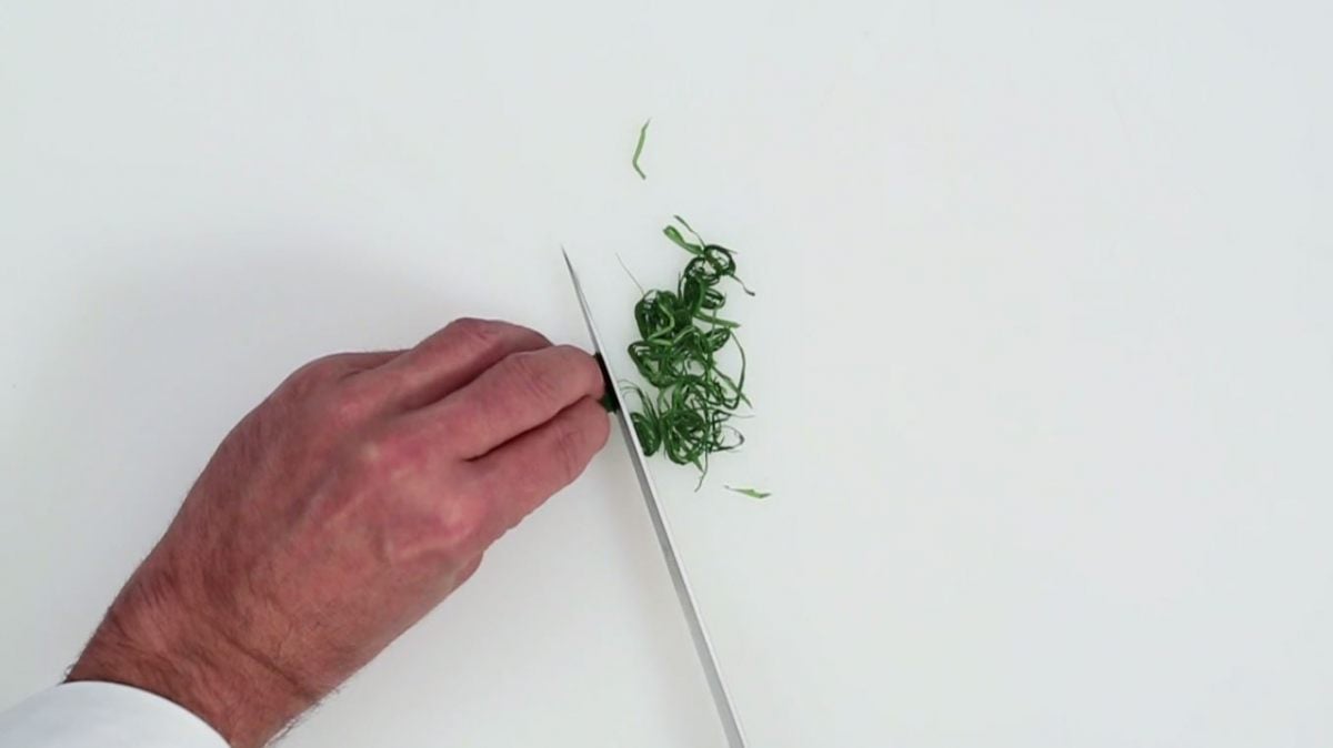 Ciseler les herbes - Glossaire culinaire | Académie du Goût