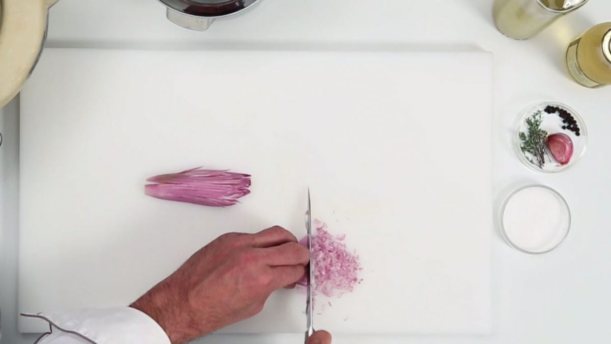 Ciseler un oignon ou une échalote - Glossaire culinaire | Académie du Goût