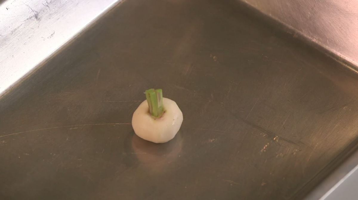 Tourner un navet rond fane - Glossaire culinaire | Académie du Goût