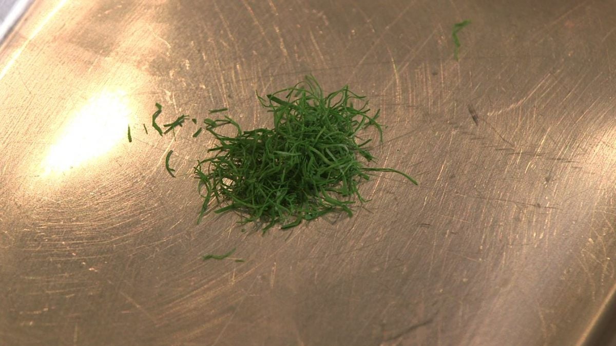 Ciseler du persil plat - Glossaire culinaire | Académie du Goût