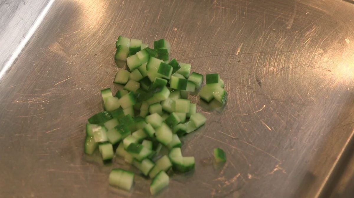 Tailler un concombre en brunoise - Glossaire culinaire | Académie du Goût