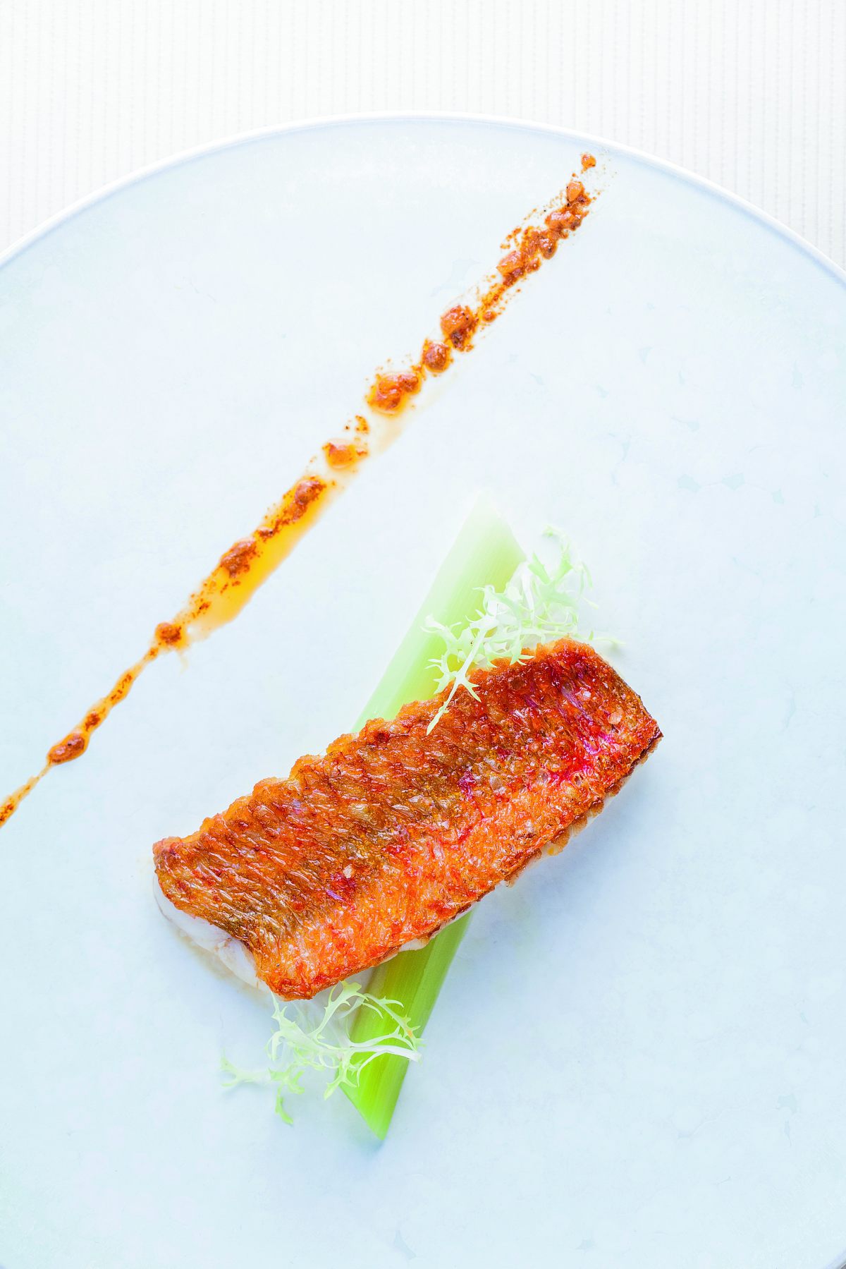 Recette de Filet de rouget barbet poelé minute, servi tiède, blancs de ...