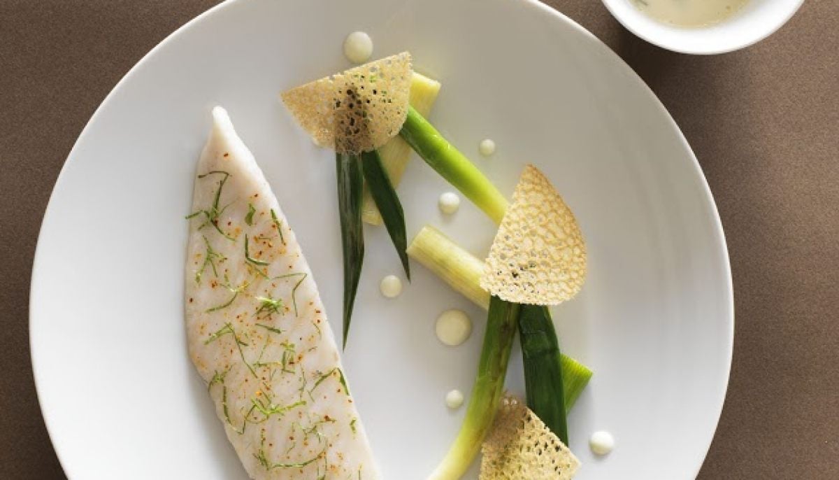 Recette de Blanc de saint-pierre cuit au plat, petits poireaux, jus de ...