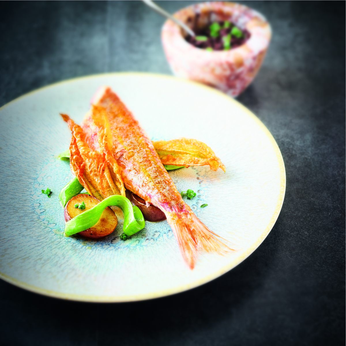 Recette de Rouget de roche, pomme nouvelle, fleur et ruban de courgette ...