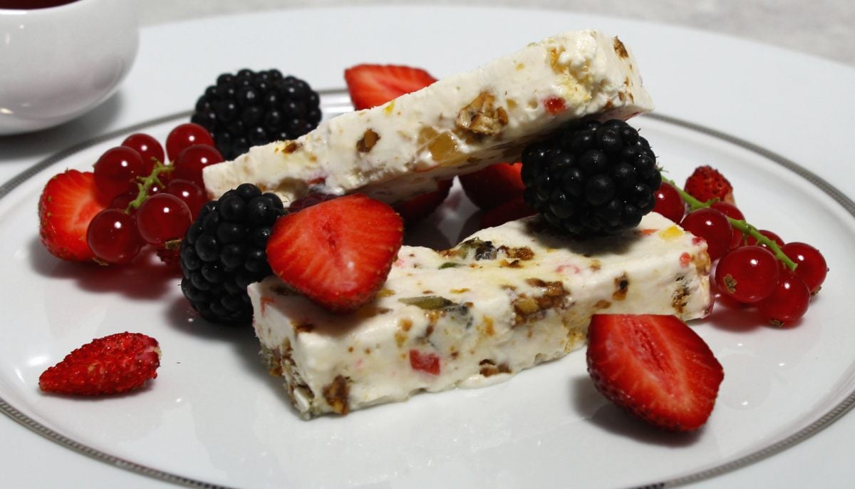 Recette de Nougat glacé, fruits rouges par Alain Ducasse - Académie du Goût