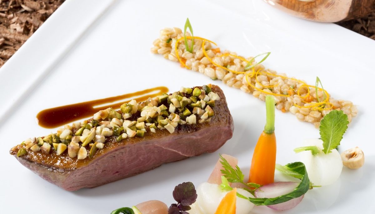 Recette de Filet de canette en croûte de fruits à coque et miel par ...