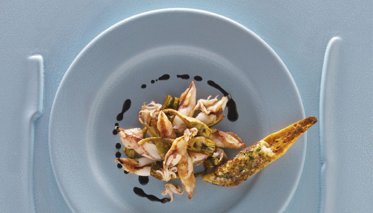 Recette de Calamaretti sautés aux artichauts épineux, rôties de seiche ...