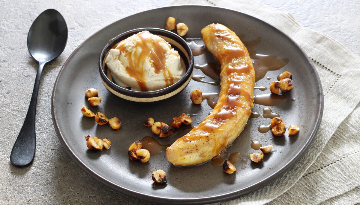Recette de Bananes sautées, sauce caramel au beurre salé, rhum et ...