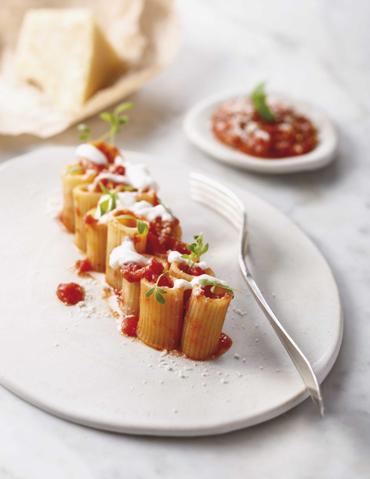 Recette de Mezze maniche, tomate et burrata par Denny Imbroisi ...