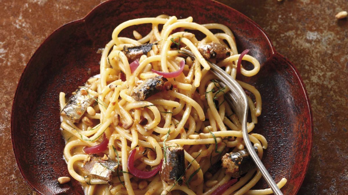 Recette de Bigoli aux pignons et aux sardines par Denny Imbroisi ...