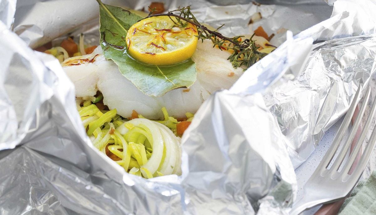 Recette de Papillote de merlan, poireau, carotte, laurier et safran par ...