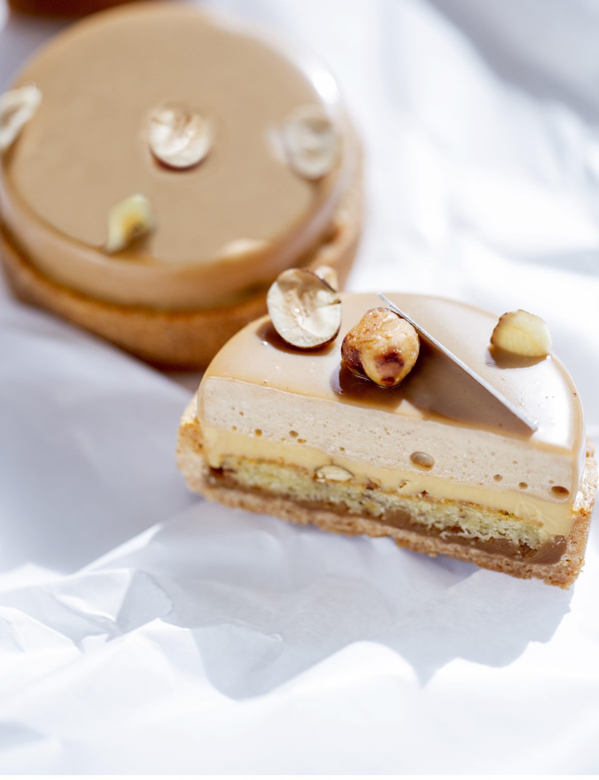 Recette de Tartelettes aveline aux noisettes, caramel et praliné par ...